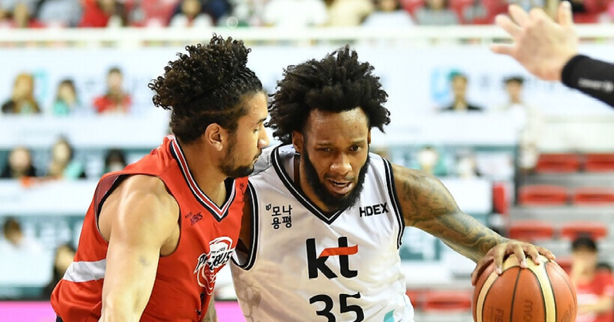 [JB포토] KT 배스 '돌파'