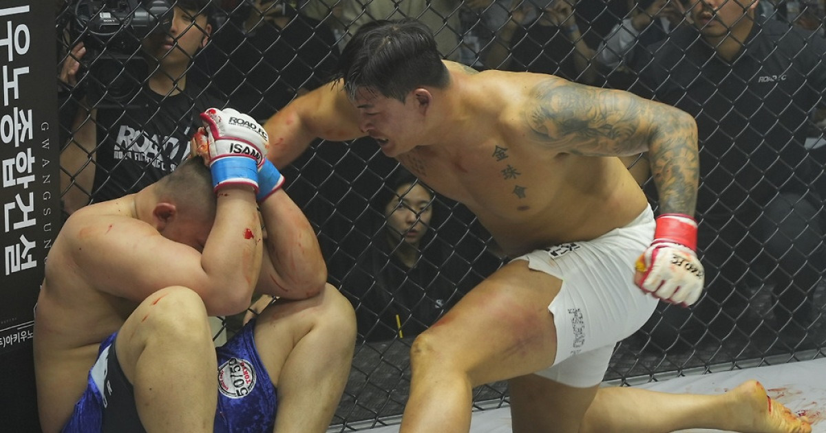 '코리안 킬러'에 1라운드 TKO승, 김태인 헤비급 챔피언 등극, 두 체급 석권 역사를 만들다[로드FC]