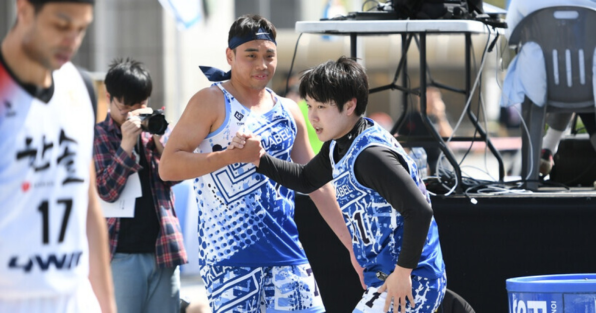 [JB포토] 2024 KBA 3x3 코리아투어 서울대회, 김준성을 일으켜 세워주는 블랙라벨 박래훈