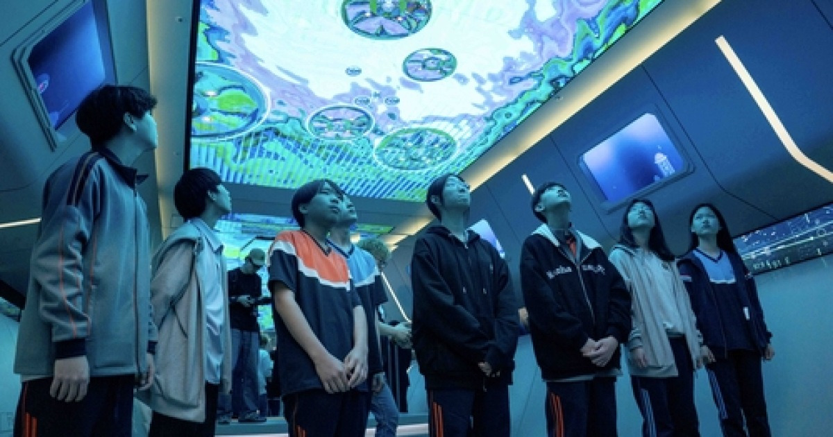 SKT, AI교육 선도학교 염창중 학생들 ICT체험관 초대