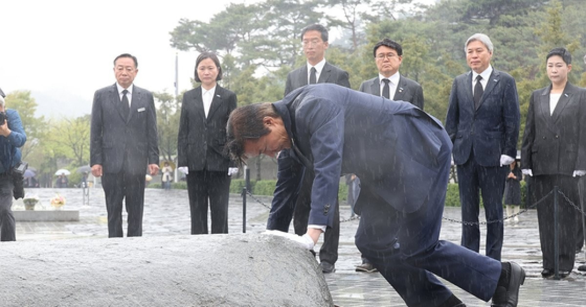 문 전 대통령 한국 정치 바꿀 걸 기대…조국 어깨 무거워