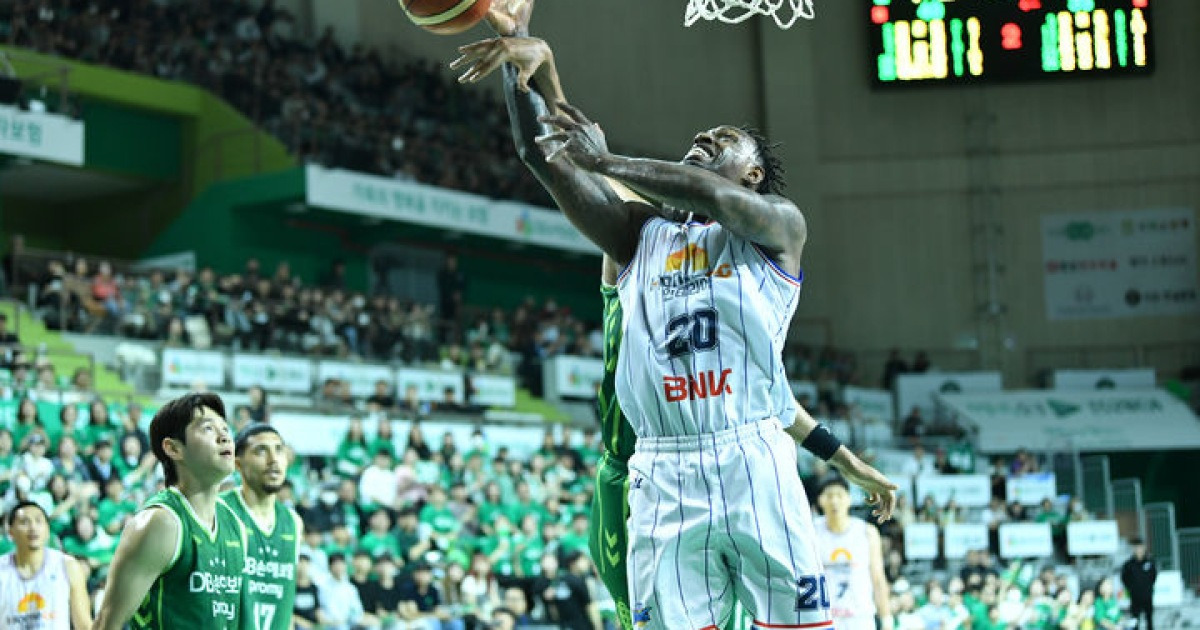 프로농구 KCC, DB 꺾고 4강 PO 우위 점했다