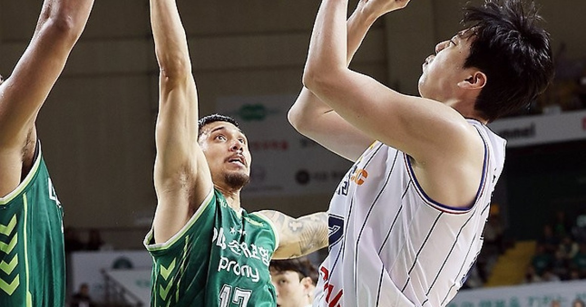 프로농구 DB-KCC 경기 '들어가라'