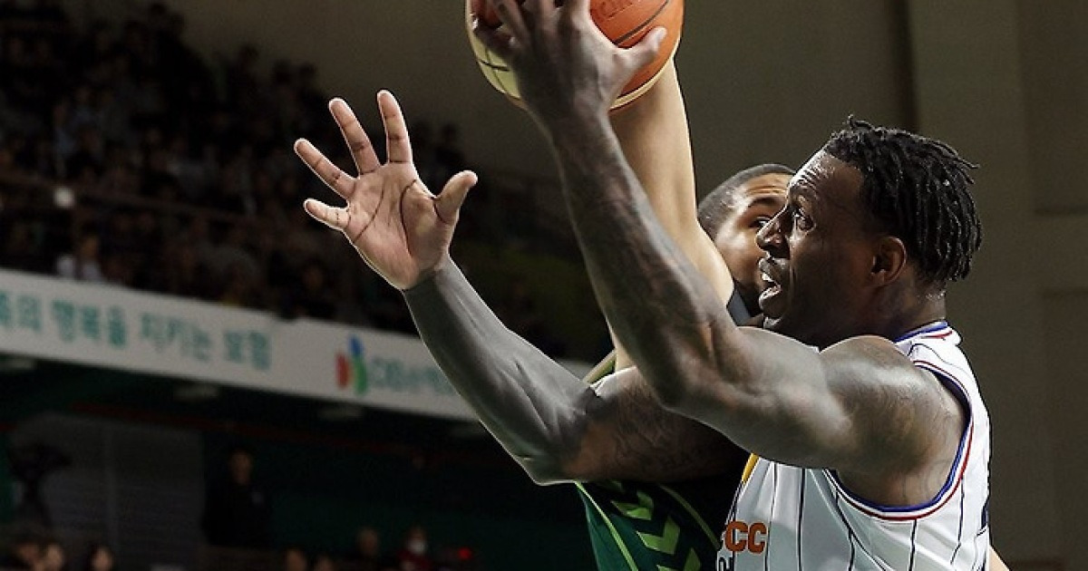 '34점 19리바운드' 라건아, 다리에 쥐까지…"KCC에서도 우승"