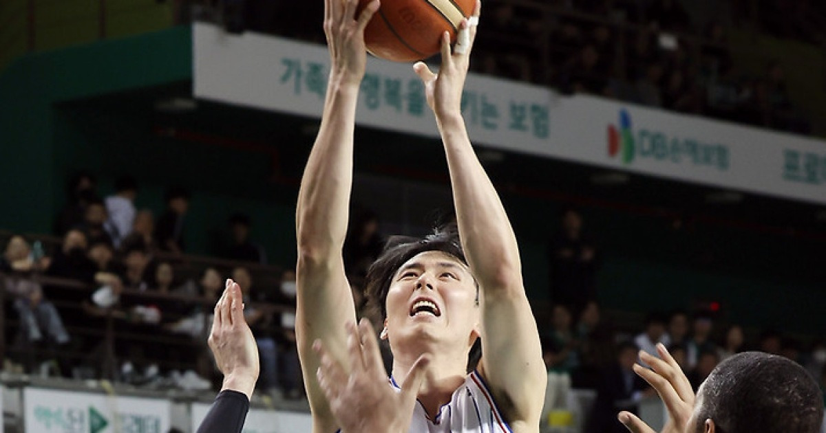 '무서운 기세의 슈퍼팀' KCC, 4강 PO 1차전서 DB 제압...챔프전 진출 확률 78.8% 확보