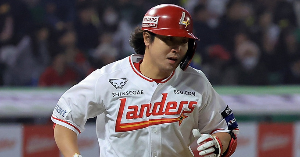 SSG 최정, 이승엽과 '최다홈런 타이'…KIA전 9회 극적 동점포로 '467호'