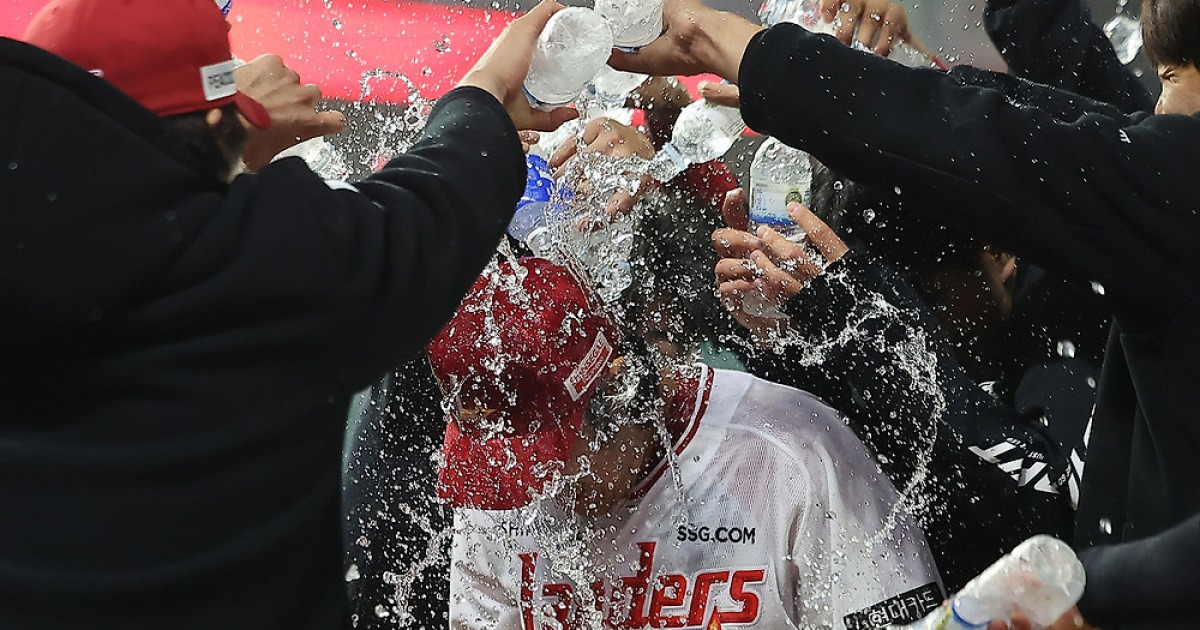 최정, KIA전 9회 동점포로 '467호' 이승엽과 '최다 타이'…SSG 극적 역전승(종합)