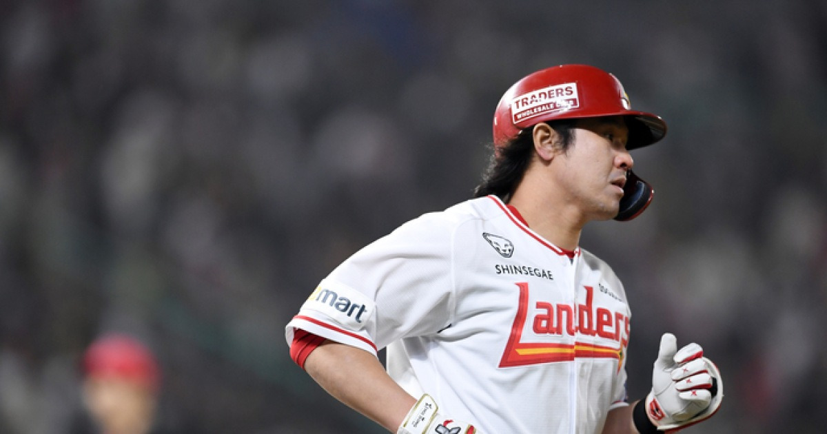 [포토]SSG 최정, 최다 타이 467호 홈런 고지에...