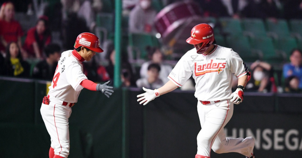 [포토]SSG 최정, 467호 홈런으로 이승엽과 나란히