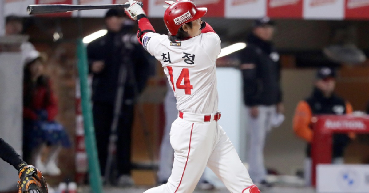 SSG 최정, 468호 홈런공 잡으면… 시즌권 등 '경품 대박'