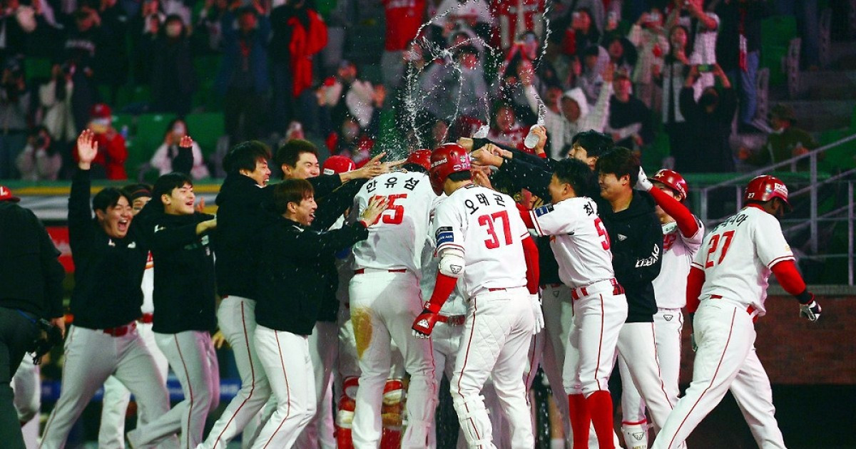 SSG, KIA를 상대로 짜릿한 끝내기 승리! [포토]