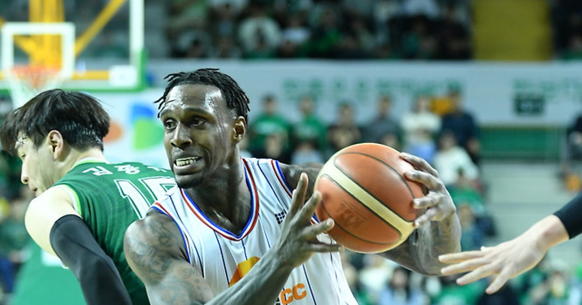 슈퍼팀의 무시무시한 기세, ‘산성’도 넘었다···라건아 34점·19리바운드 ‘맹폭’ KCC, 챔프전 진출 78.8% 확률 잡았다