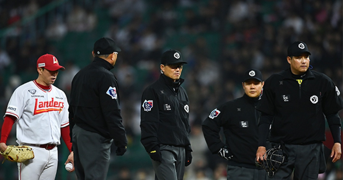 [ST포토] 마운드로 모인 KBO 심판들