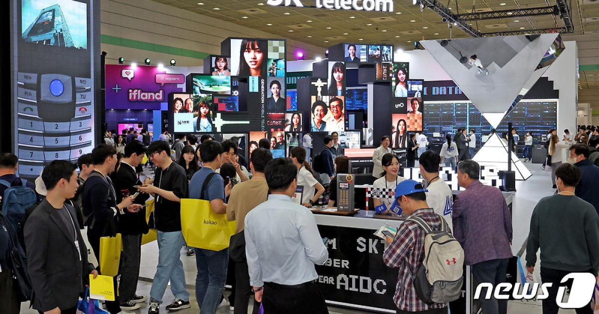 인파 몰리는 SKT 전시 부스