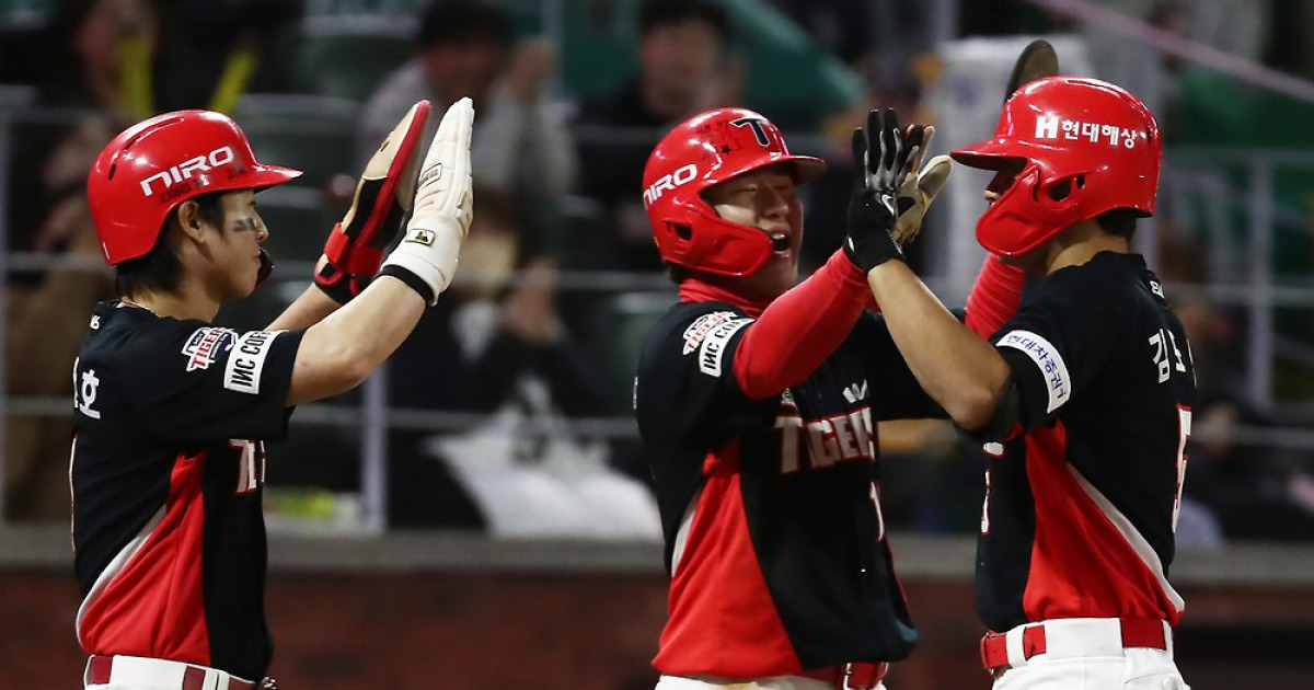 '김도영 연타석 홈런' 선두 KIA, SSG 11-3 완파