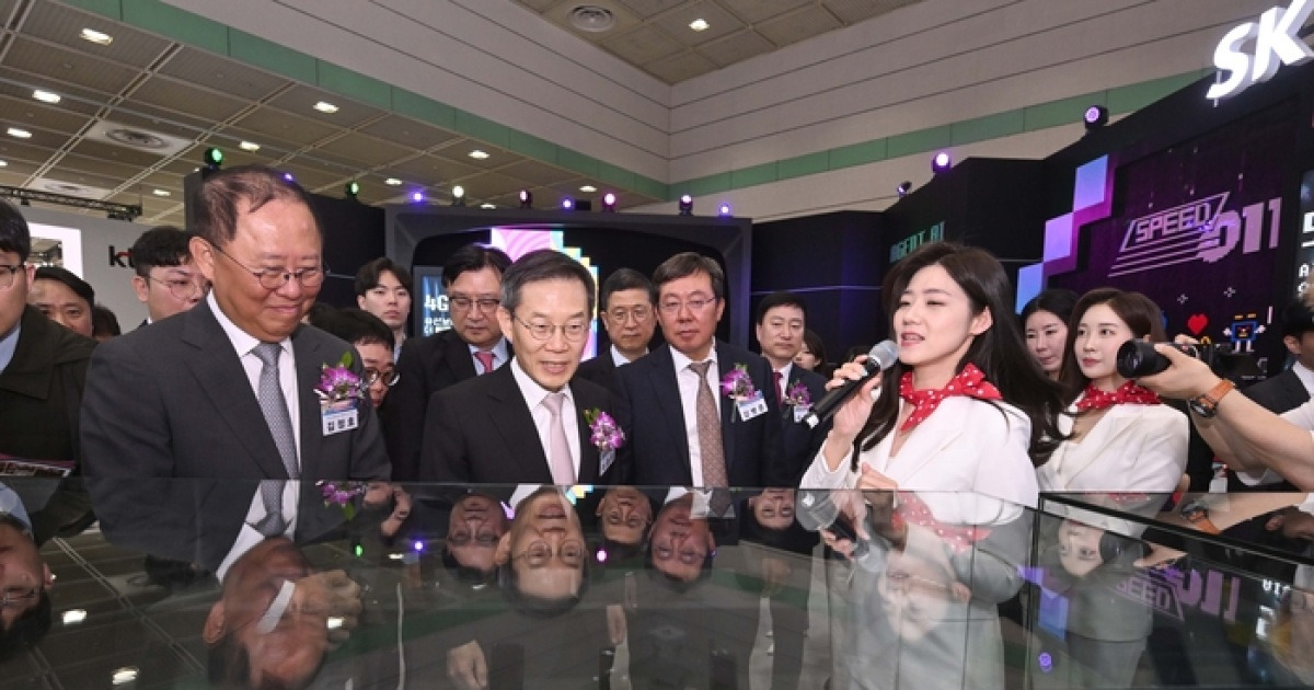 [WIS 2024] SKT 부스 둘러보는 이종호 장관