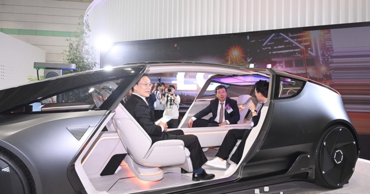 [WIS 2024] LG전자에서 미래모빌리티 에이블 탑승한 이 장관