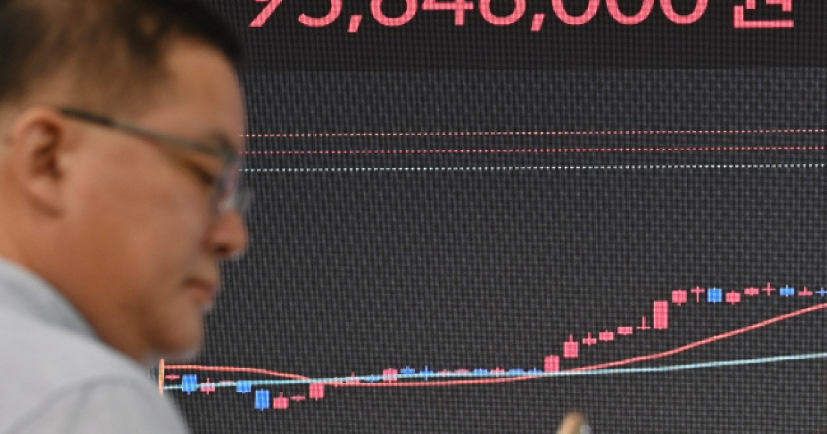 반감기·ETF 승인 호재에도 장세 전망 ‘극과 극’… 코인 투자 빨간불