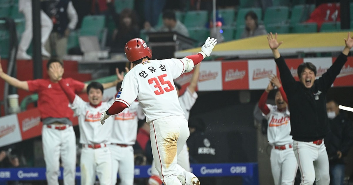 9회말 2아웃 역전드라마! '최정 467호포+한유섬 끝내기포' SSG, KIA 7연승 저지 [문학:스코어]