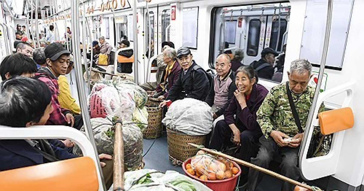 CHINA-CHONGQING-SUBWAY LINE-VENDORS (CN)