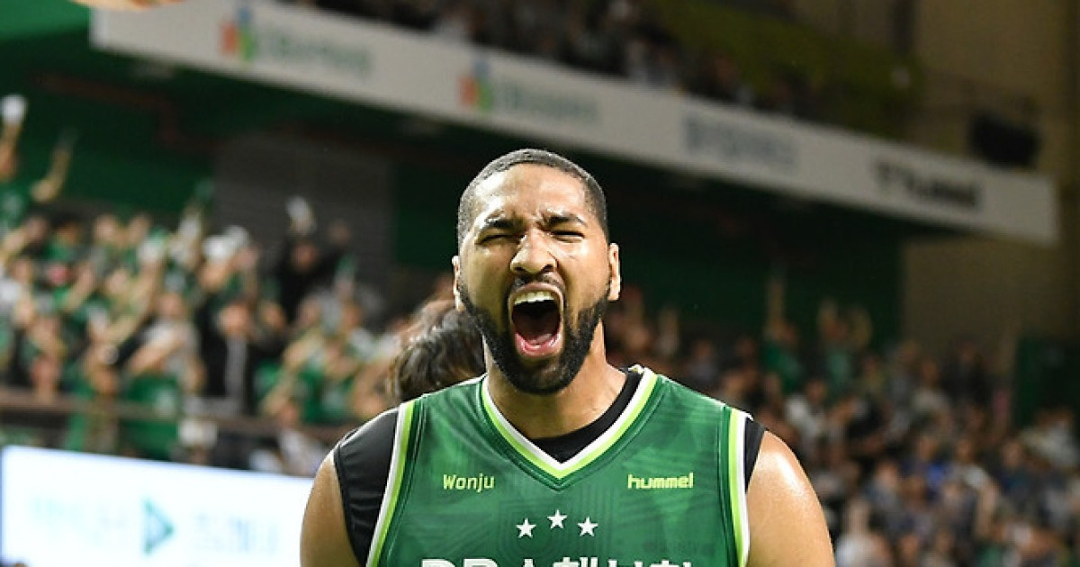 '로슨 32득점 폭발' DB, 4강 PO 2차전서 KCC 꺾고 반격의 1승...'승부는 다시 원점!'