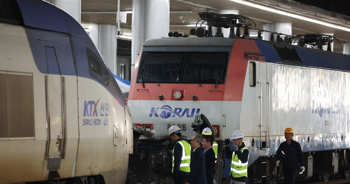 KTX와 무궁화호 충돌사고 처리하는 관계자들