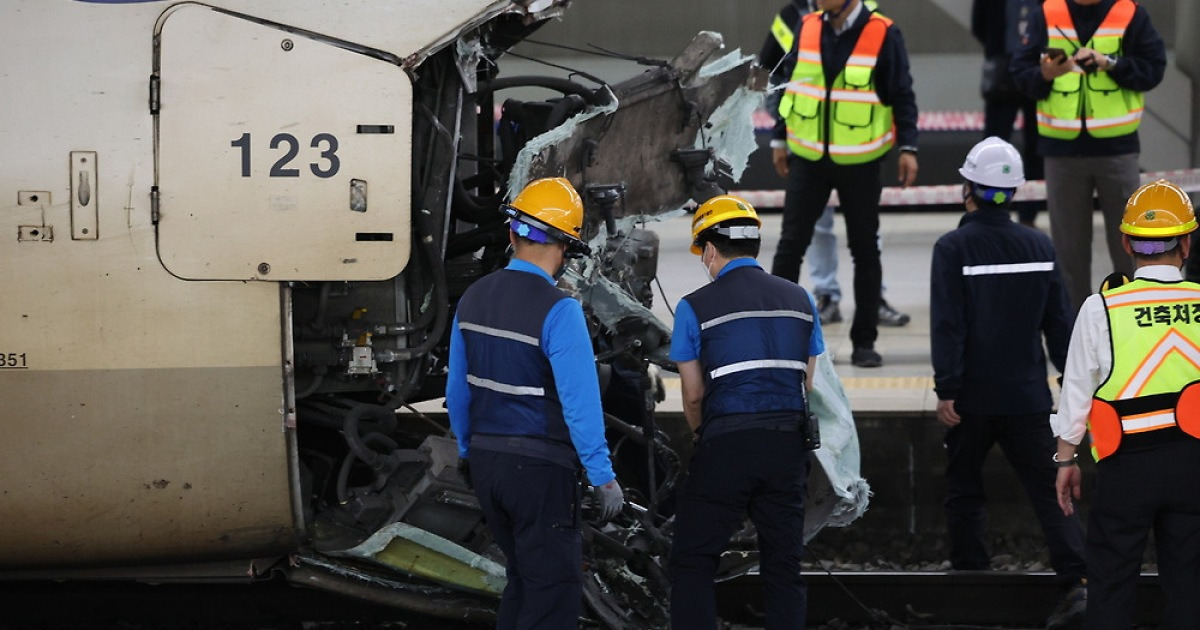 충돌사고로 파손된 KTX 앞부분