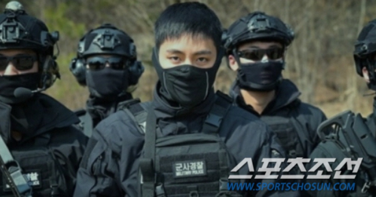 [SC이슈]'군복무' 뷔, 할리우드 영화 촬영 중? SDT '흑복'→넘사벽 비주얼 '감탄'