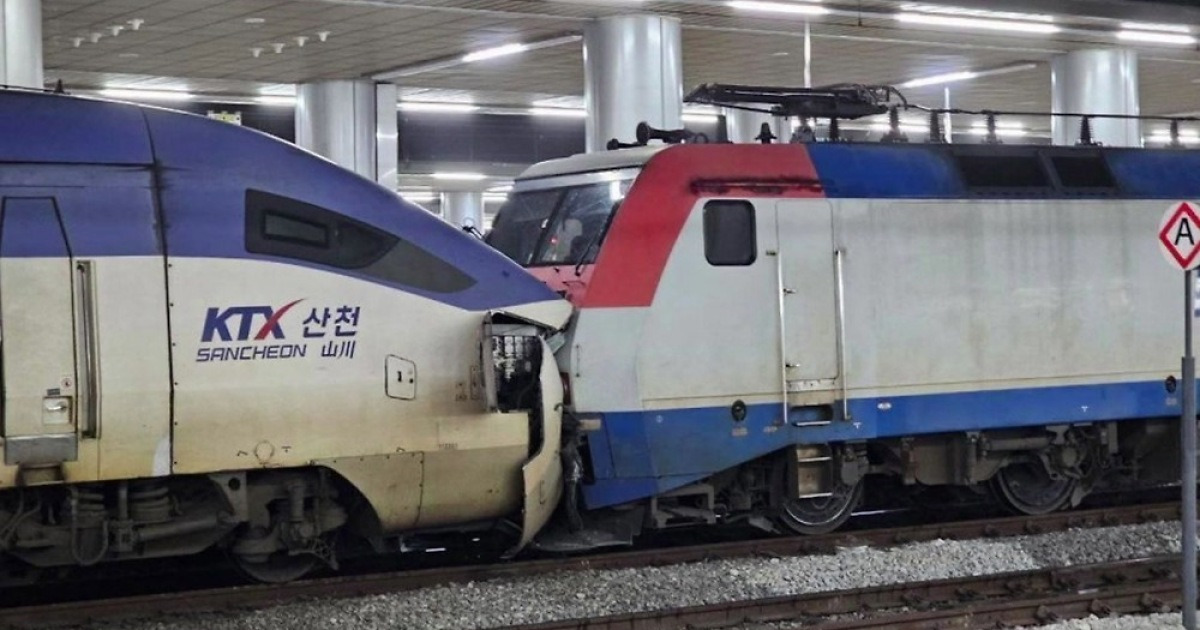 "갑자기 쾅!"...출발 앞둔 KTX 뒤에서 들이받은 무궁화호