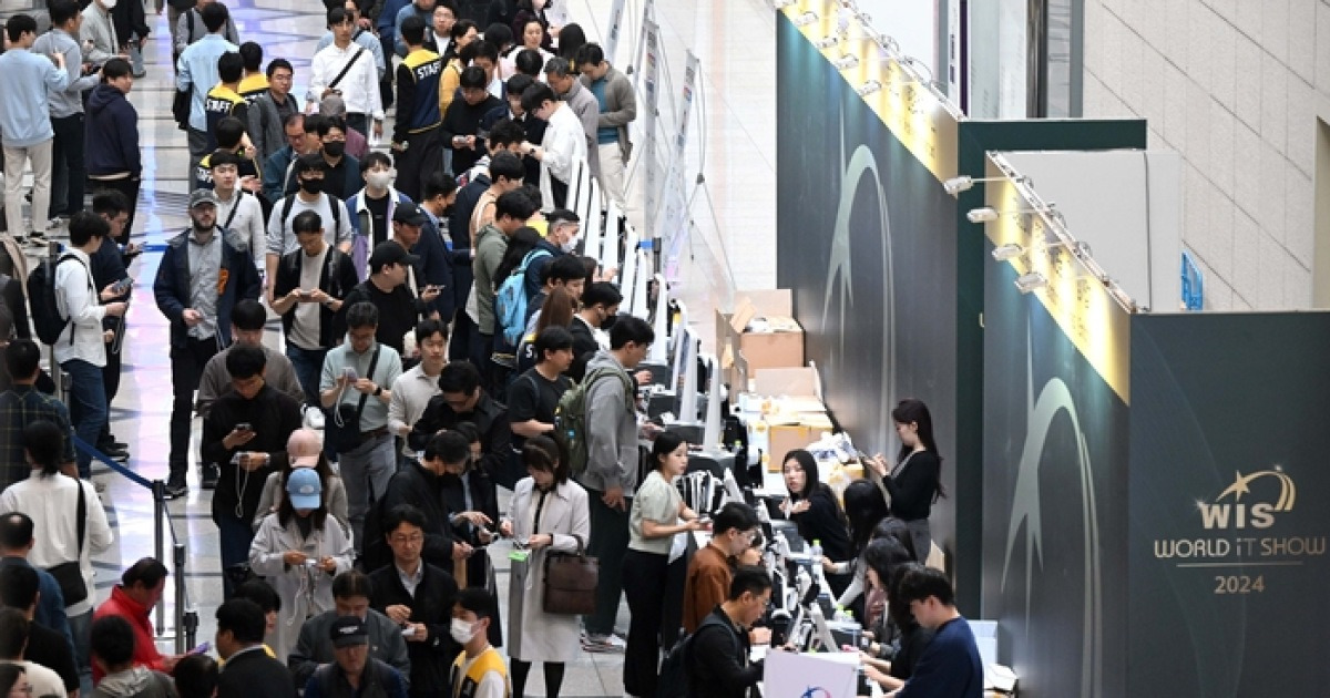 [WIS 2024] 입장 기다리는 인파