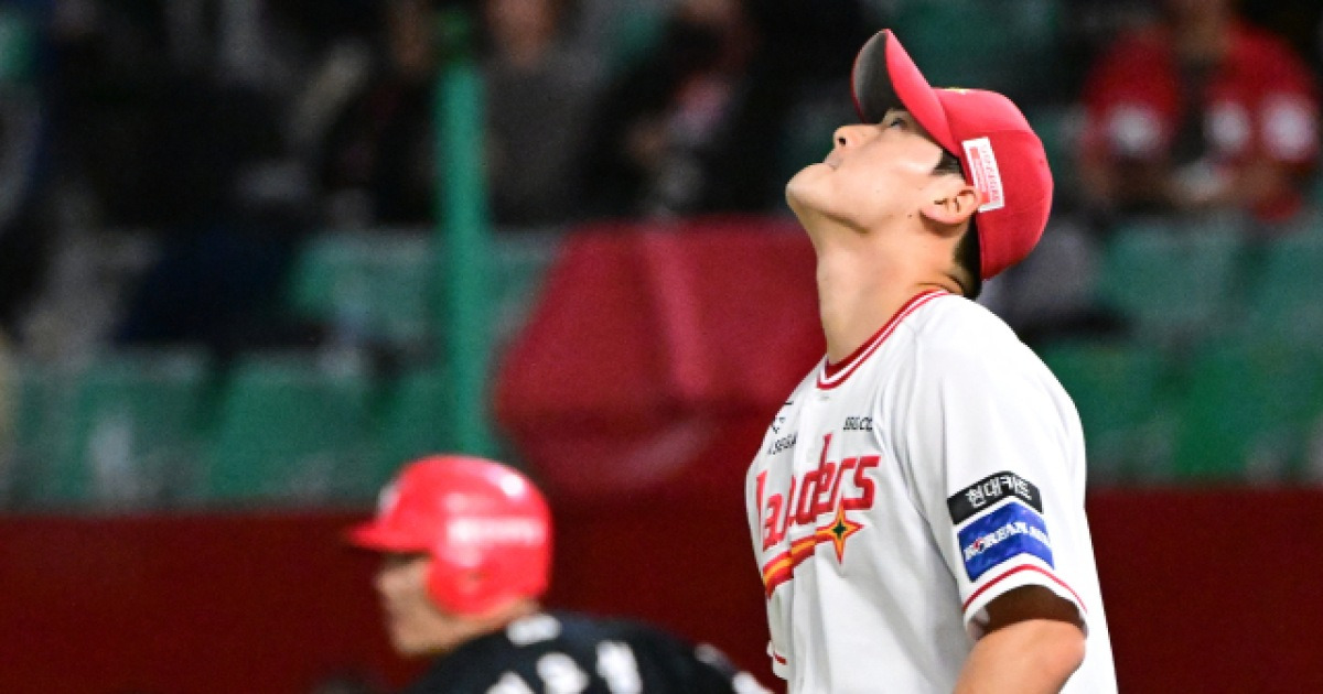 [MD포토] SSG 조병현 '3점포 허용에 하늘만 바라본다'