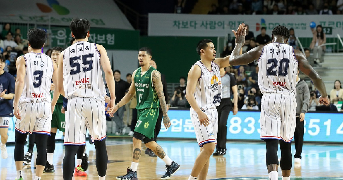 '라건아·최준용 52점 합작' KCC, 4강 PO 3차전 승리…결승까지 1승 남았다