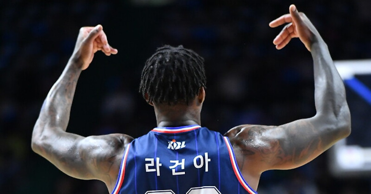 [KBL 4강 PO 리뷰] '라건아, 최준용 52점 합작' KCC, DB에 낙승... 그들을 둘러싼 '확률 0% 그리고 90.5%'