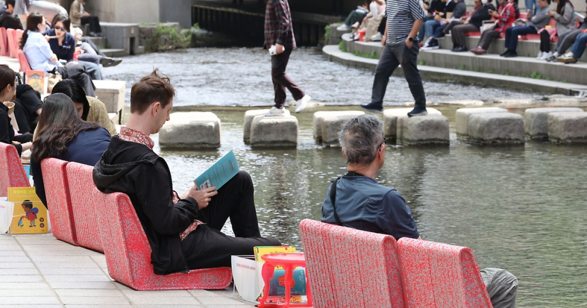 Seoul Outdoor Library reopens with expansion to Cheonggyecheon