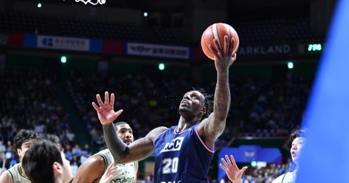 '라건아·최준용 52득점 합작' KCC, 홈에서 DB 제압…4강 PO 2승 고지 선점