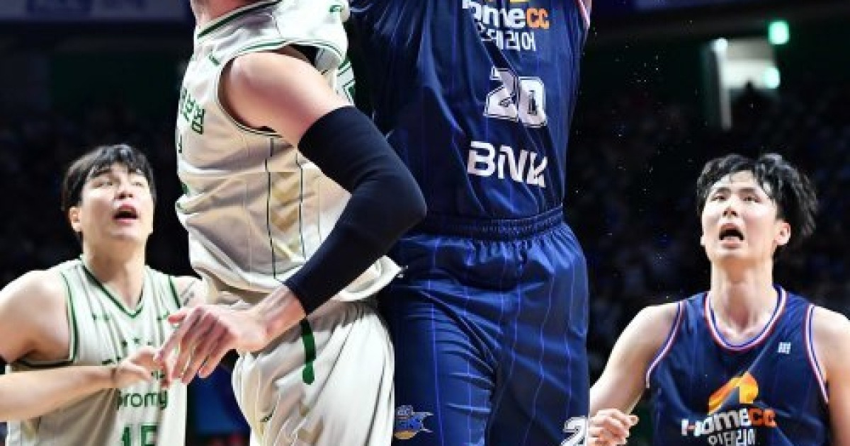 ‘6블록슛+17점·17R’ 라건아 앞세운 KCC, 5위로 챔프전 오른 최초의 팀!