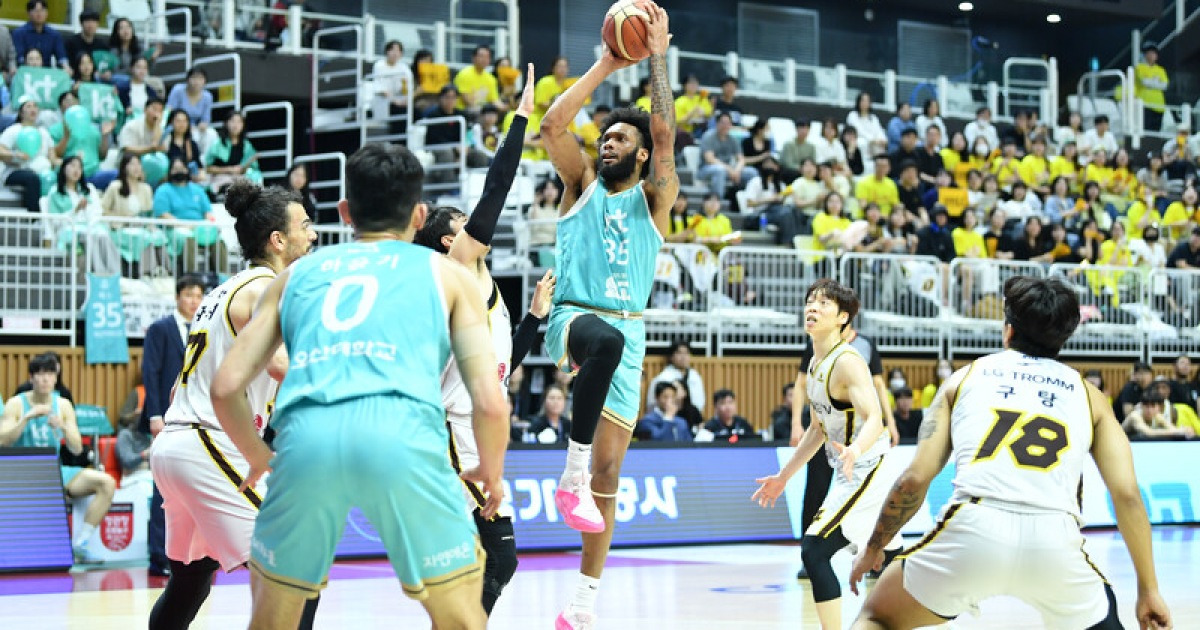 [KBL 4강 PO 오늘의 주역] 천당과 지옥 오간 KT 패리스 배스, "마인드 컨트롤? 동료들이 말려줘야 한다"