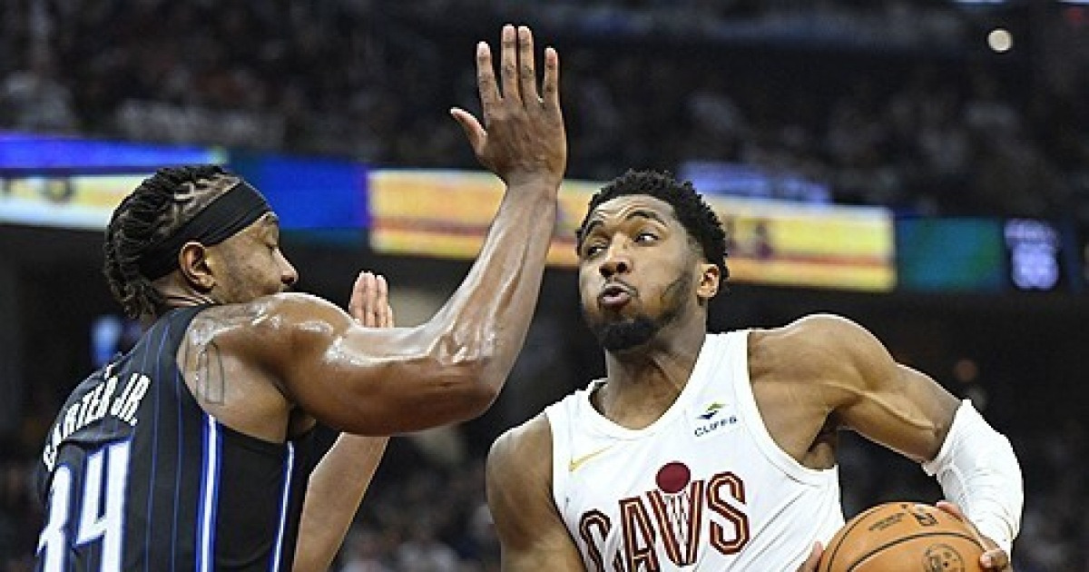 [NBA PO] '짠물 수비-미첼 원맨쇼' 클리블랜드, 2승 선취