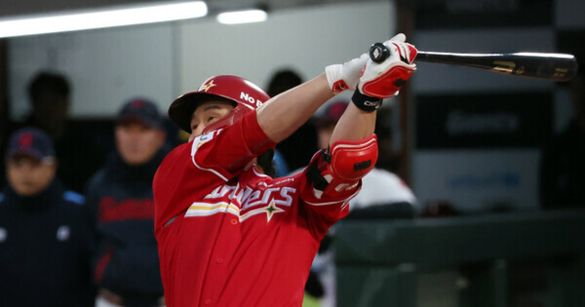 '468홈런!' SSG 최정, KBO리그 역대 최다 홈런 기록자로 우뚝!