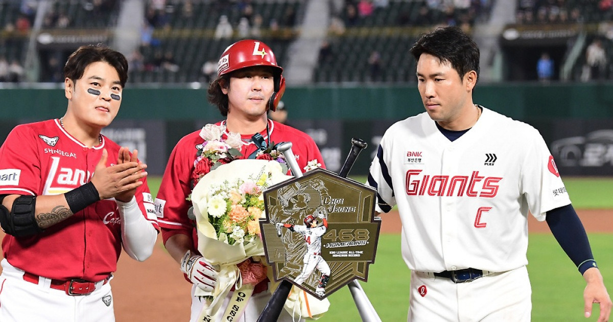 [포토] 최정 '드디어 달성한 KBO리그 468 최다 홈런 신기록'