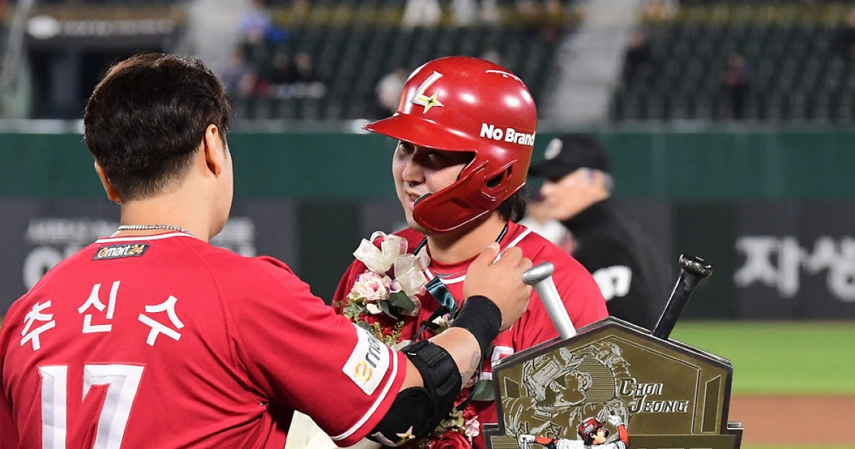 [포토] 최정 'KBO리그 최다 홈런 신기록 468호 달성'