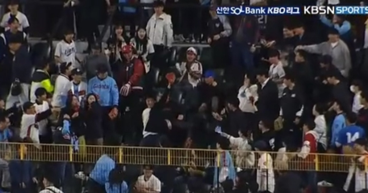 준비성 최고… 글러브 낀 관중, '최정 468호 홈런공' 잡았다[사직에서]