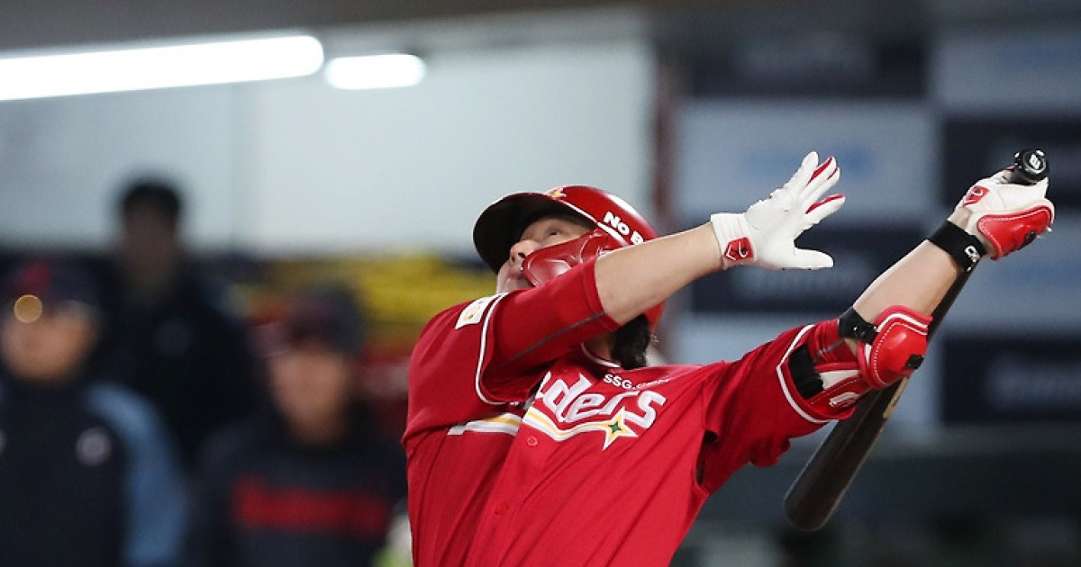 SSG 최정, 홈런 468호 신기록…이승엽 기록 넘어섰다