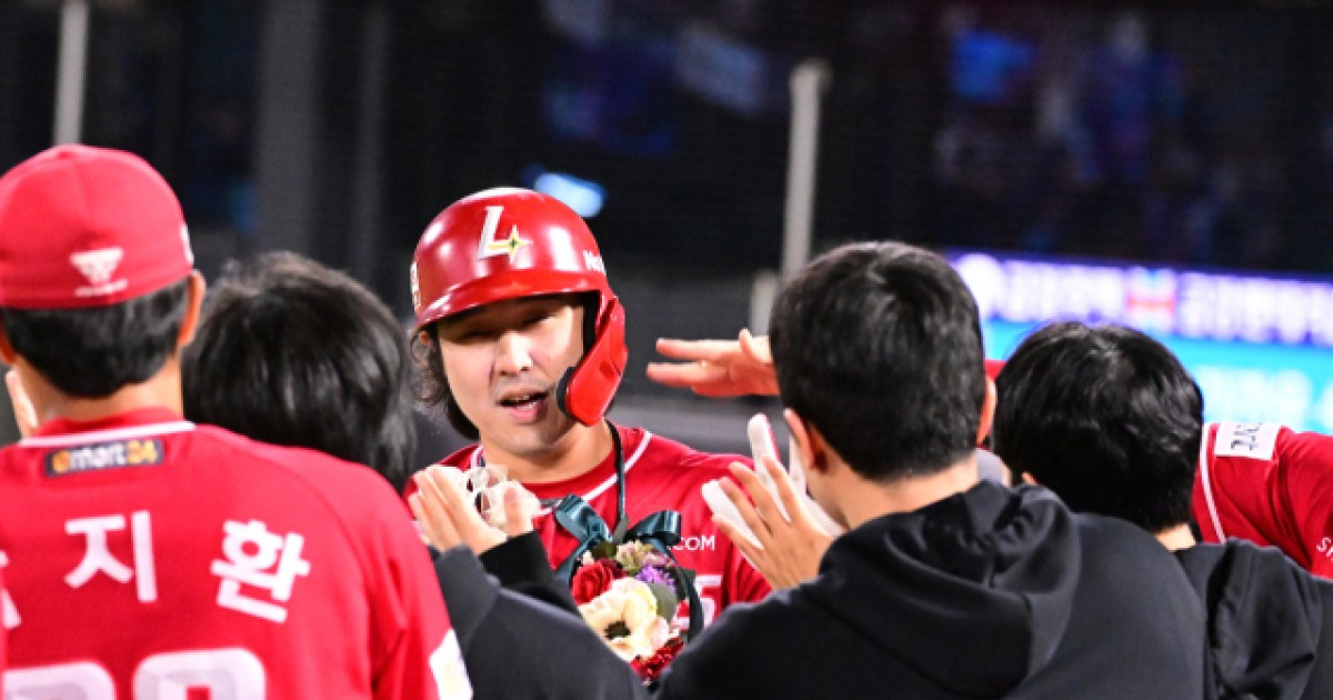 [MD포토] KBO리그 최다 홈런 기록 최정 '위풍당당'