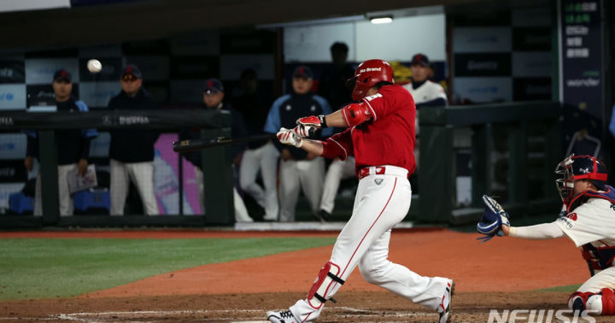 SSG 최정, 468호 홈런 때리며 프로야구 최다 홈런왕 등극 [뉴시스Pic]