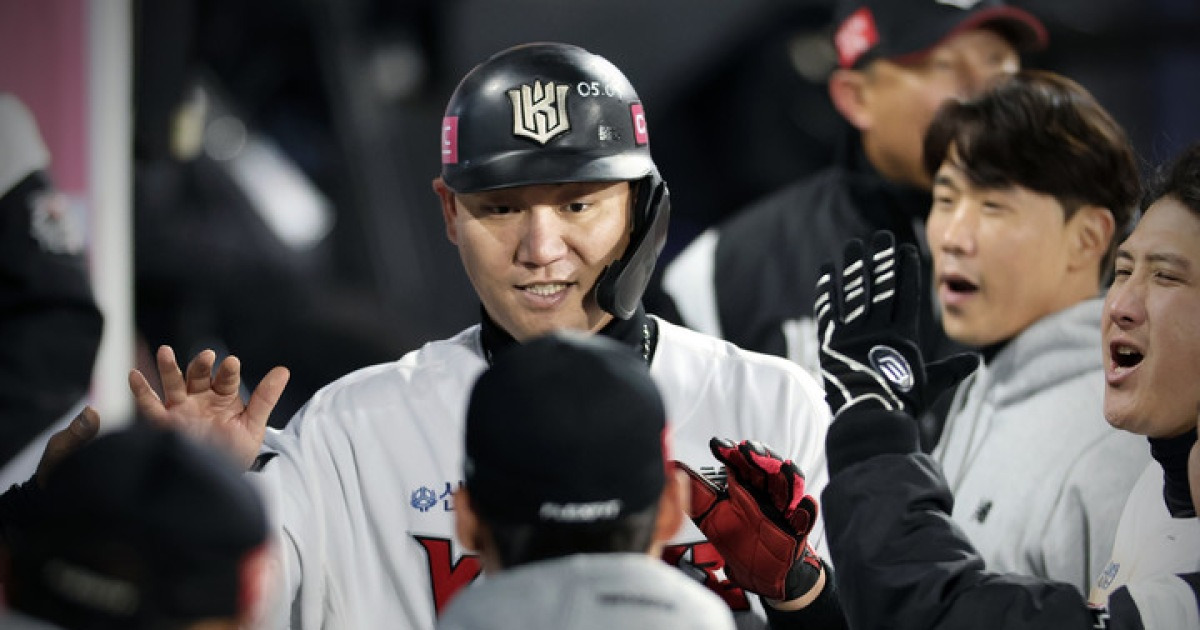 '미쳤다' 장성우 '비거리 130m' 초대형 장외 홈런 발사…KT 2-0 리드[수원에서mhn]