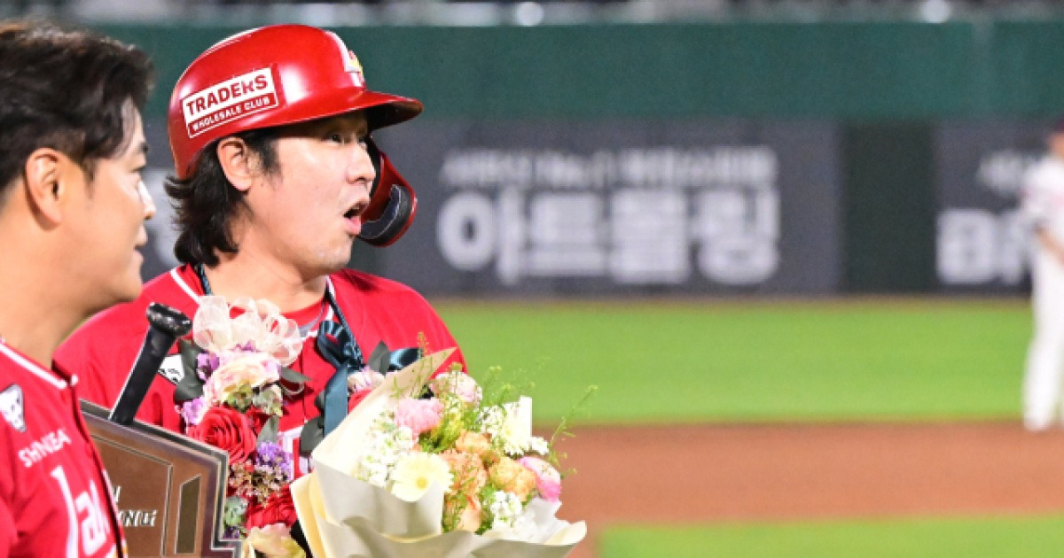 'KBO 新 역사' 468호 홈런 폭발 최정 '…뜻밖의 손님 방문에 놀라고, 진심으로 축하 받는 느낌 [곽경훈의 현장]