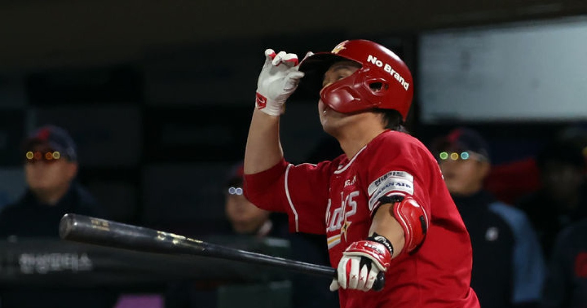 KBO 홈런 신기록 달성 최정, 이제 500홈런 향해 달린다