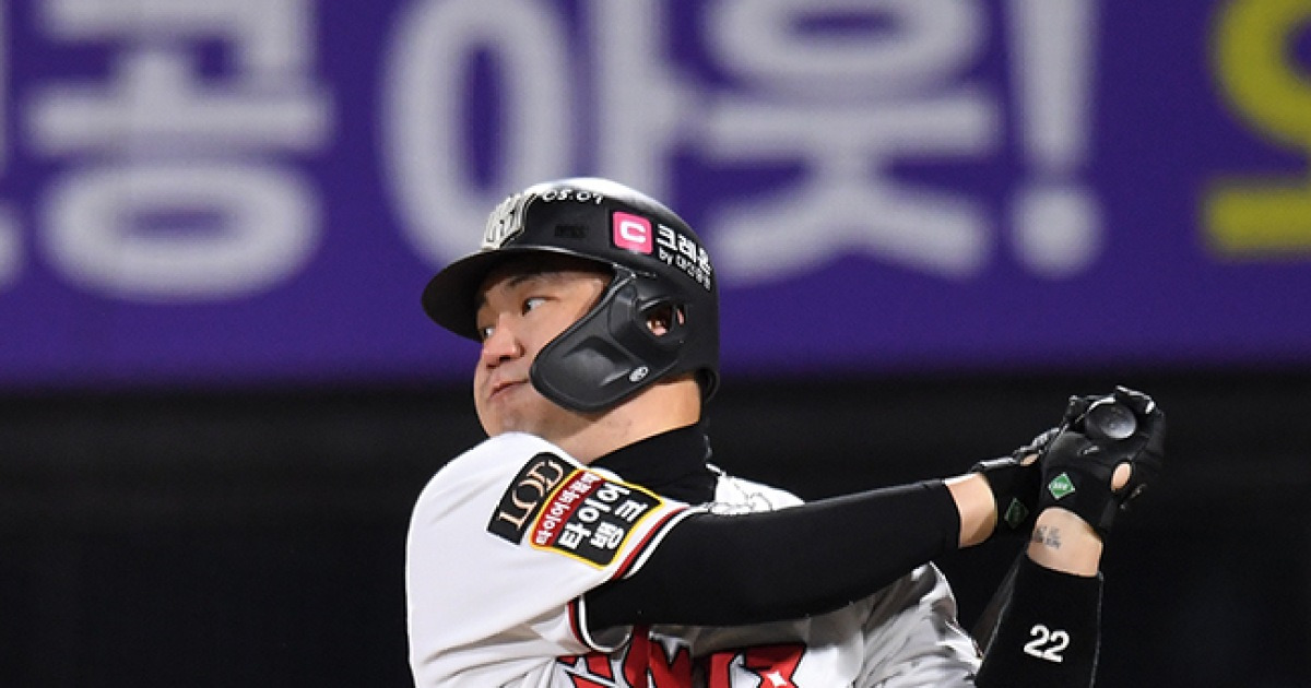 '비거리 130m 쾅' KT 장성우, 페냐 상대 선제 투런포 작렬…시즌 3호