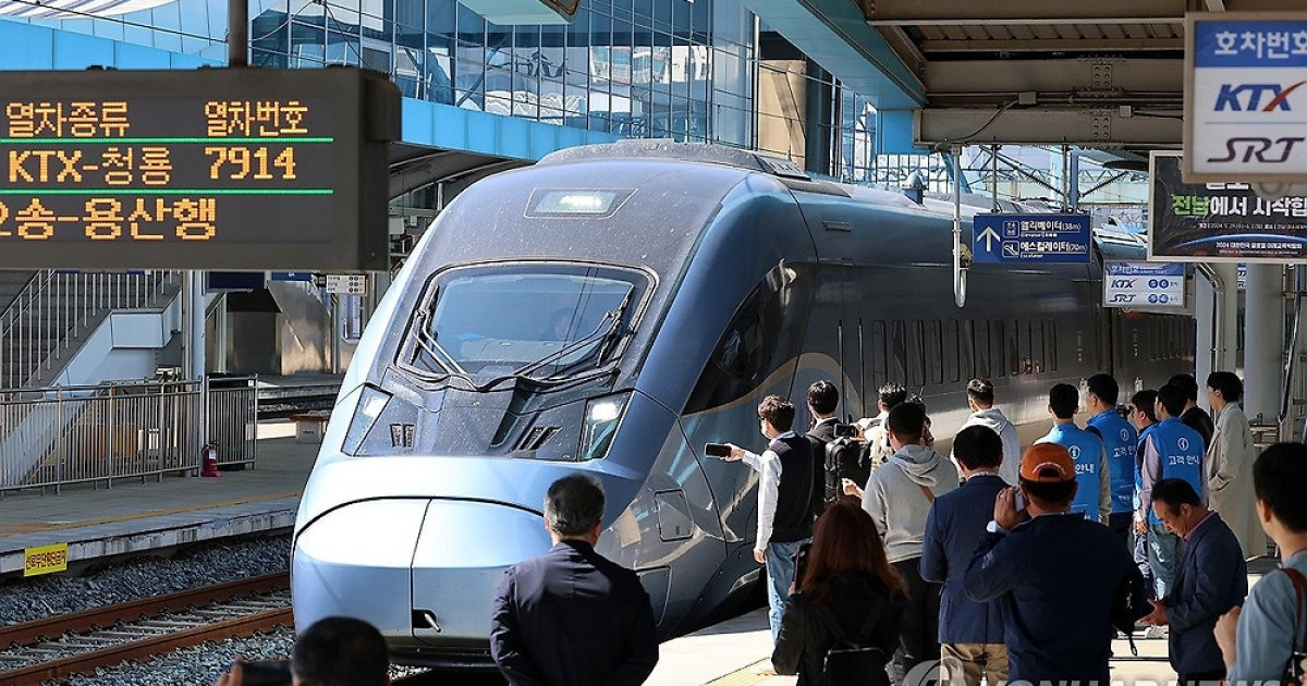 승강장에 들어오는 KTX청룡